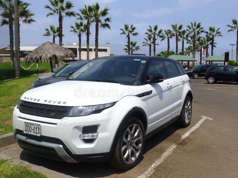 Wit Range Rover suv redactionele fotografie. Image of onderzoek - 18118017