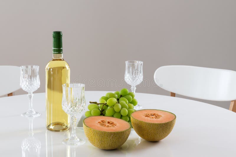 Witte Wijn, Meloen En Druiven Stock Afbeelding - Image of alcohol ...