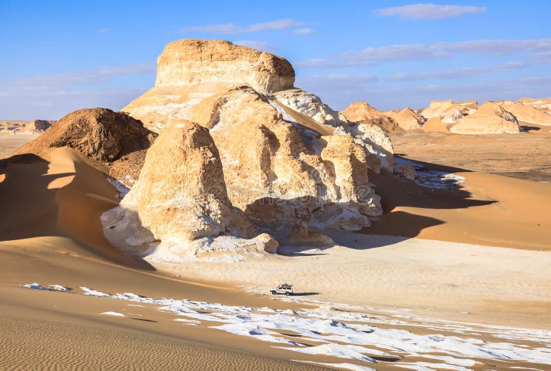 Schaduw Van Toeristen in De Witte Woestijn, Egypte Stock Foto - Image ...