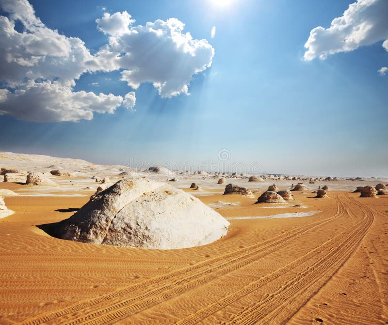 Witte woestijn in Egypte stock foto. Image of rots, keien - 137807016