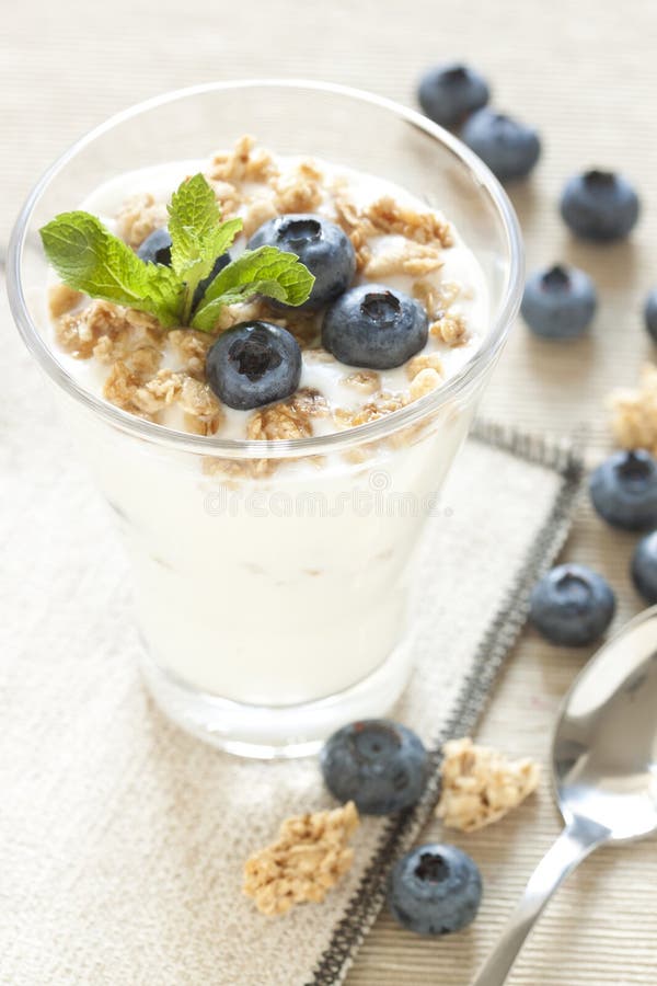 Witte Yoghurt Met Musli En Bosbessen Stock Foto - Image of korrel ...