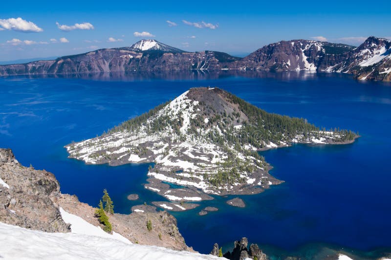 Wizard Island in Crater Lake Stock Image - Image of water, park: 20773639