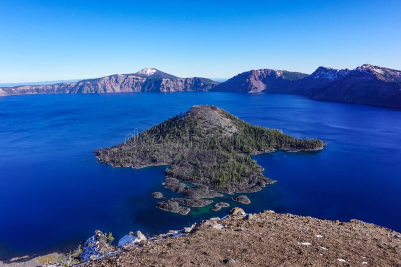Wizard Island in Crater Lake Stock Image - Image of pines, volcano ...