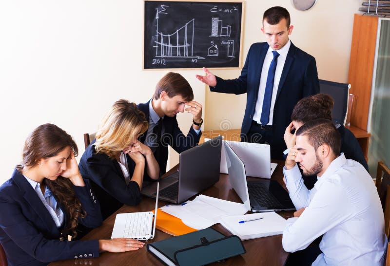 Woedende Bedrijfsleider Die Om Uitleg Vraagt Stock Foto - Image of ...