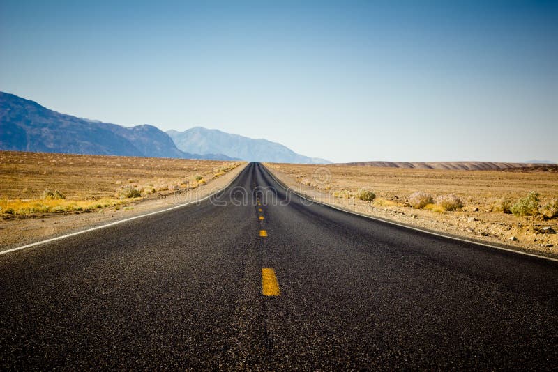 De Lege Weg Van De Woestijn Stock Afbeelding - Image of ruimte ...