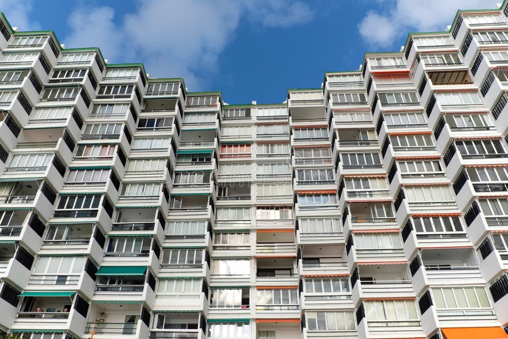 Wohngebäudeäußeres - Wohngebäudefassade - Redaktionelles Stockbild - Bild von balkon, blau: 81431649