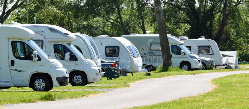 Wohnwagen Und Wohnwagen Hintereinander Auf Dem Campingplatz ...
