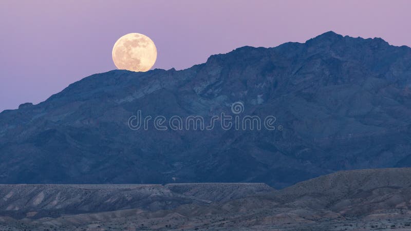 Wolf Moon Rising Above Lake Mead Stock Image - Image of mojave, lake ...