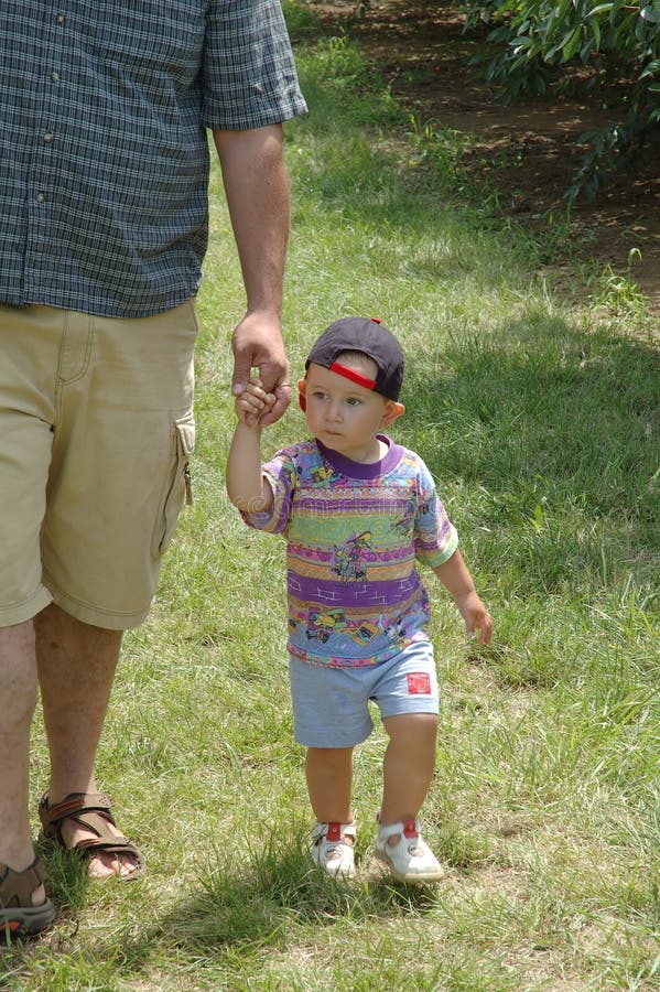 Wolking con el padre imagen de archivo. Imagen de usted - 168723