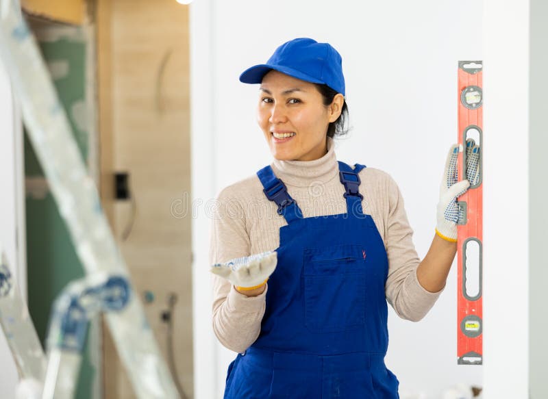 Woman Builder Using Building Level Measures the Vertical of Wall Stock ...