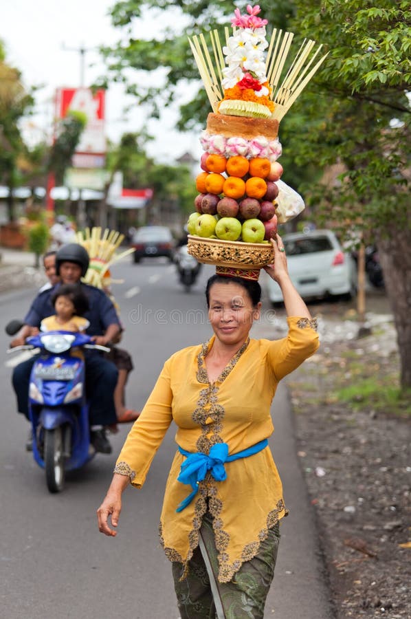 Woman carrying offerings editorial stock photo. Image of odalan - 24522133