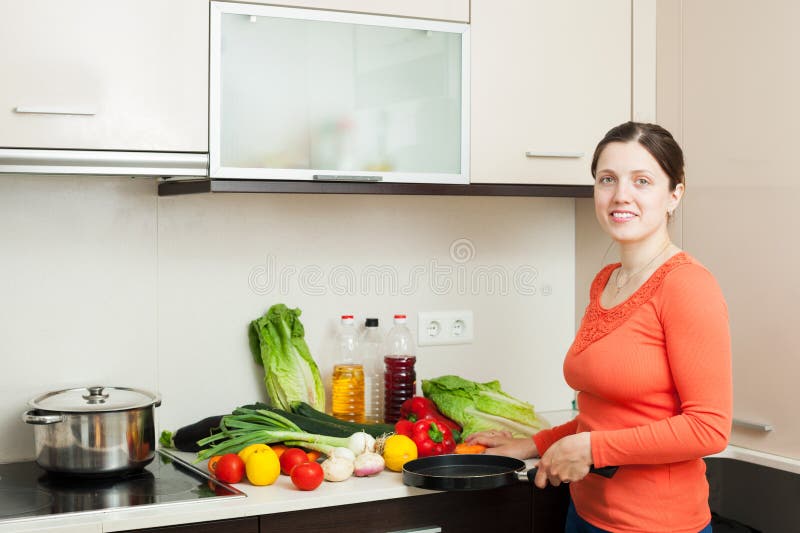 Woman Cooking the Vegetables Stock Image - Image of health, adult: 32434051