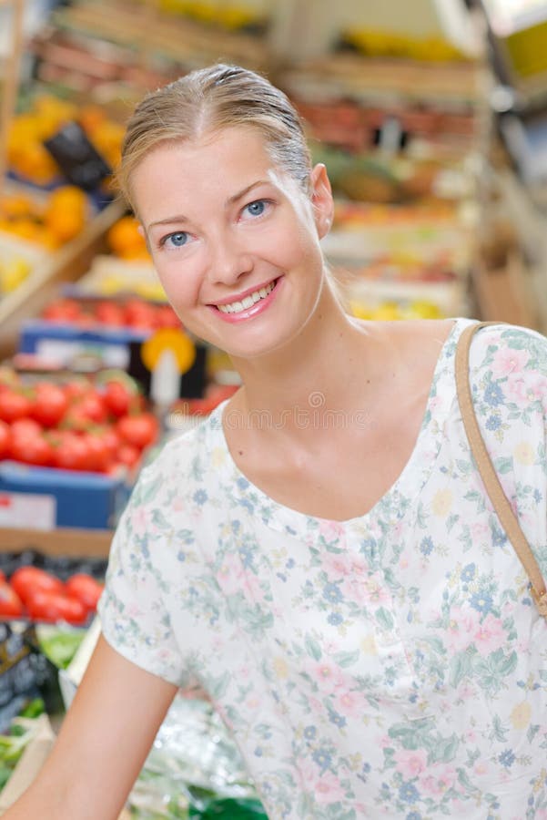 Woman doing weekly shop stock image. Image of brown, healthy - 84632901
