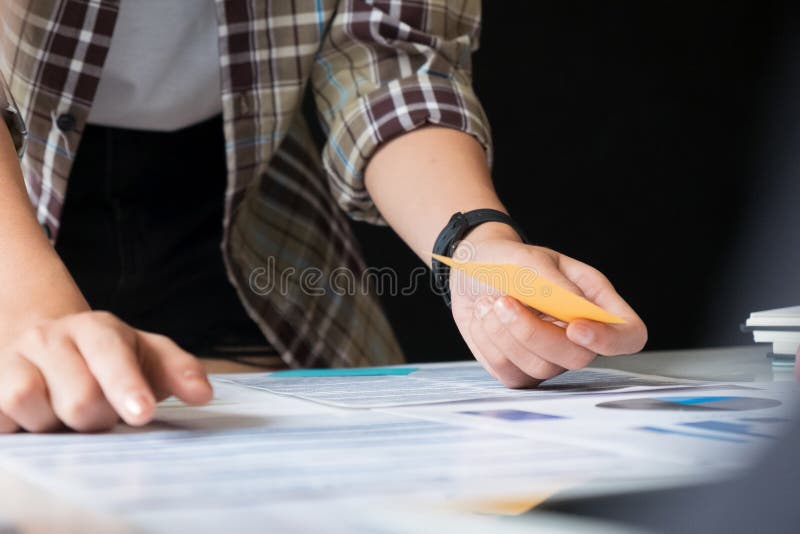 Woman Holding a Paper Note in Office with Selective Focus in Rig Stock ...
