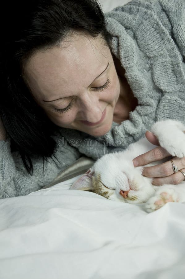 Woman with kitten on bed stock image. Image of beautiful - 27190981
