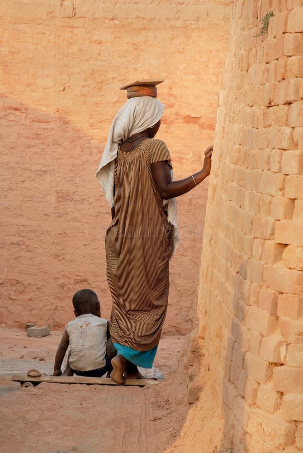 Woman Labour in India editorial stock photo. Image of nature - 20030083
