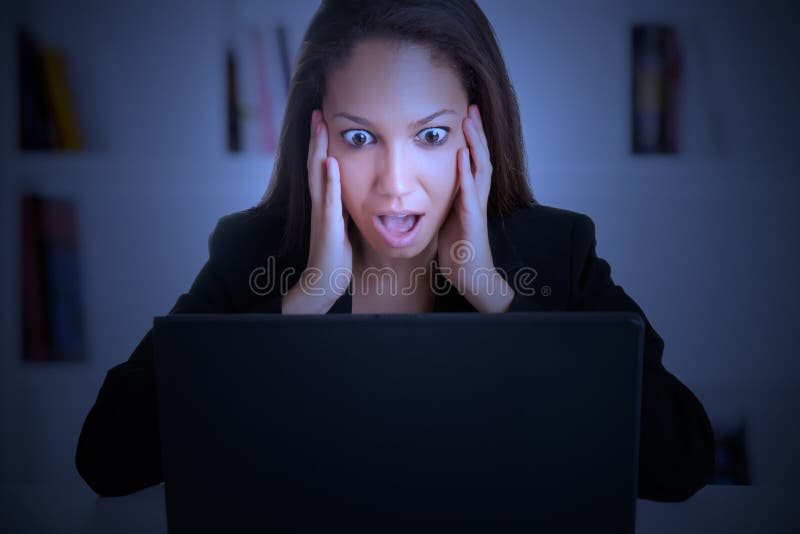 Frau in Panik, Die Auf Einen Computermonitor Schaut Stockbild - Bild ...