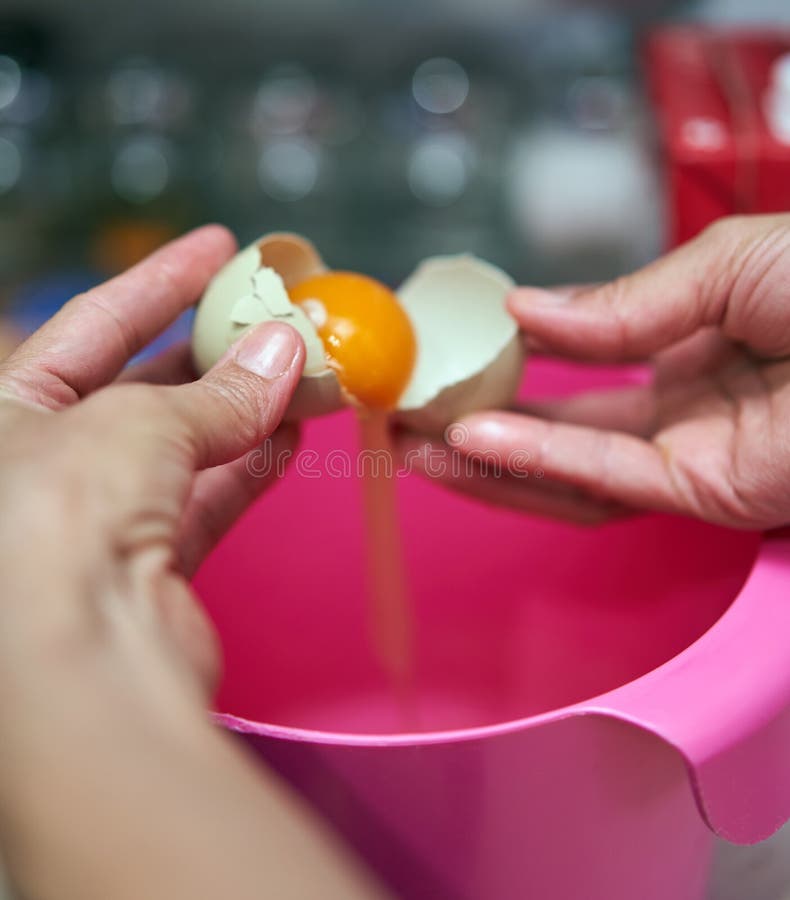 Woman`s Hands Cracking Eggs Stock Photo - Image of open, cooking: 178570494