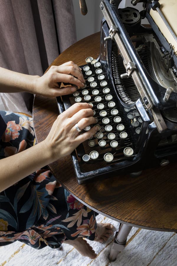 305 Woman Typing Retro Typewriter Keyboard Stock Photos - Free ...