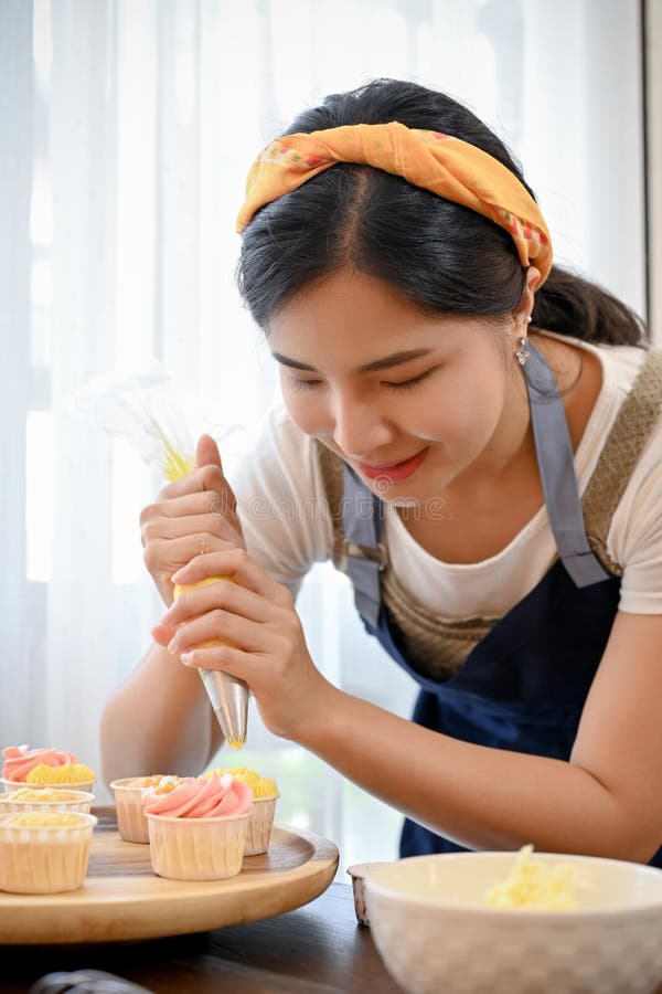 Woman Using Cream Squeeze Bag To Decorating the Cupcake, Making Cupcake ...