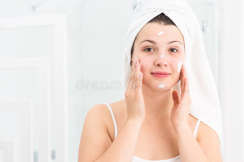 Woman Using Moisturizing Cream Stock Image - Image of freshness, skin ...