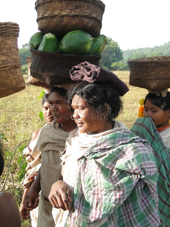 Women Carry Goods on Their Heads Editorial Photo - Image of women ...