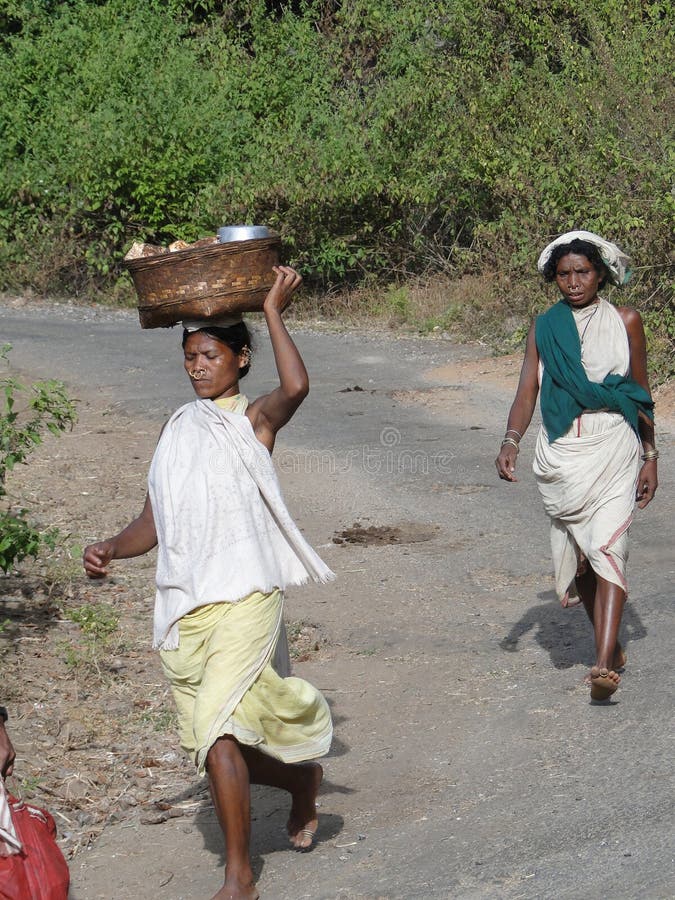 Women Carry Goods on Their Heads Editorial Photo - Image of women ...