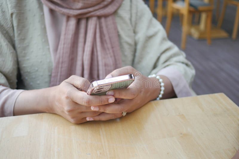 Women Hand Holding Smart Phone Sitting on Cafe Stock Image - Image of ...