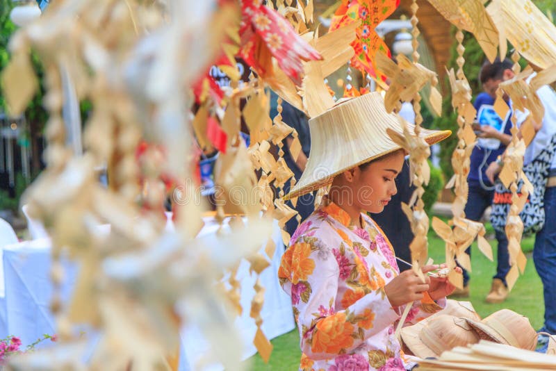 A Women Making the Mobile Fish from Palm Leaf Handcraft Foto editorial ...