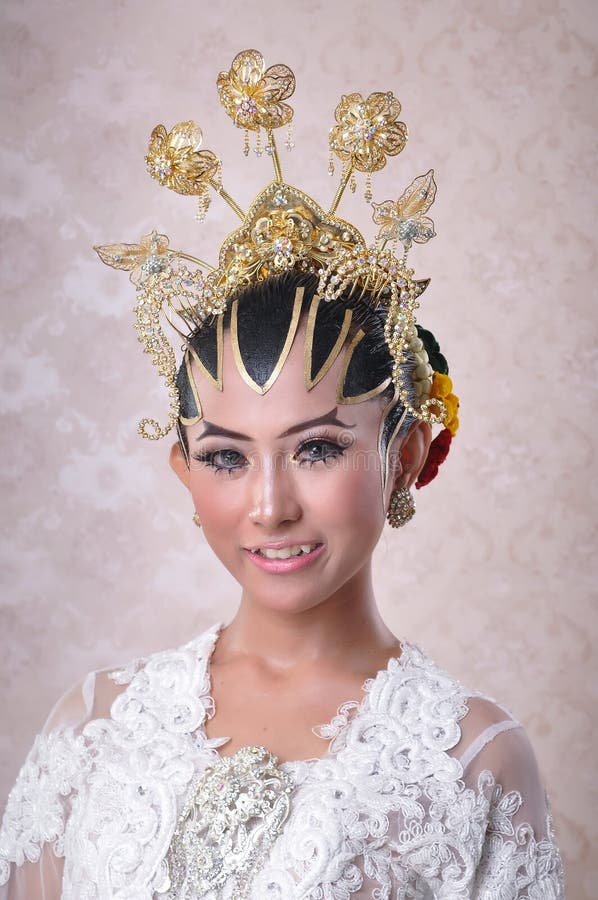 Female Javanese Dancers in Traditional Attire Known As Dhodot Editorial ...