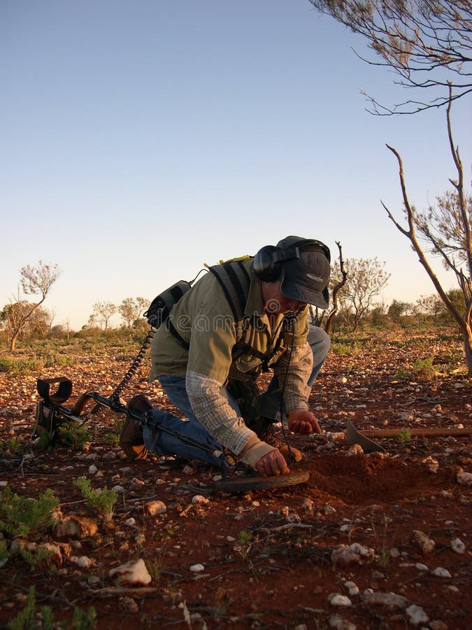 Women metal detecting editorial stock image. Image of finding - 31485384