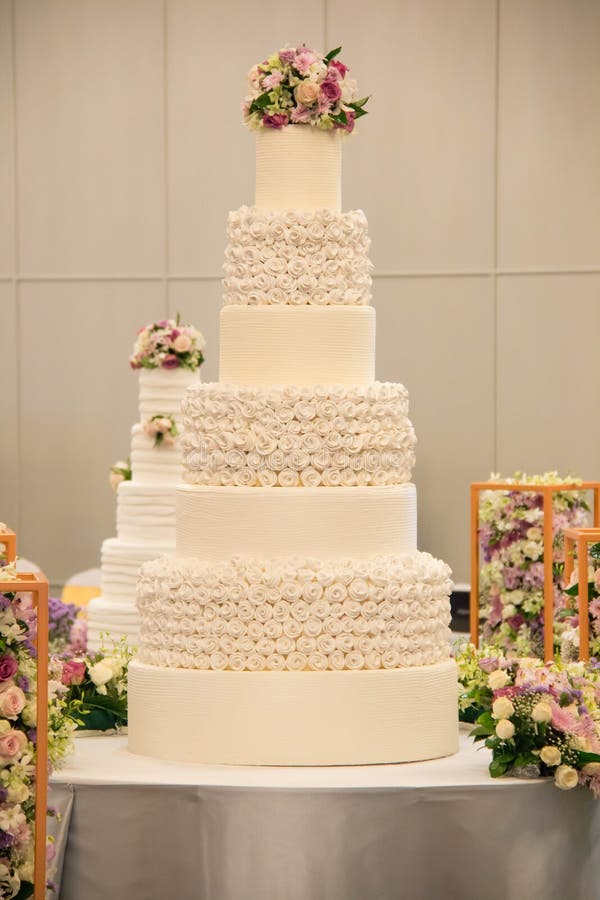 Wonderful Wedding Cake with Flowers Look Real, but are really E Stock ...