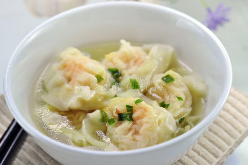Wontonsoep stock afbeelding. Image of lunch, kantonees - 32959101