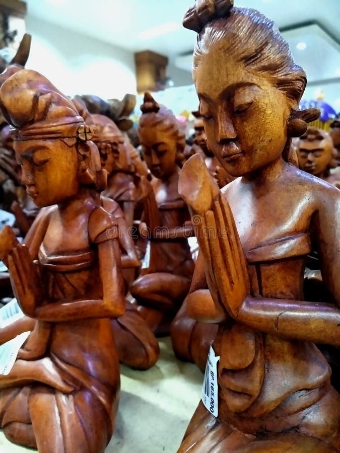 Wood statue editorial image. Image of store, statue - 148333690