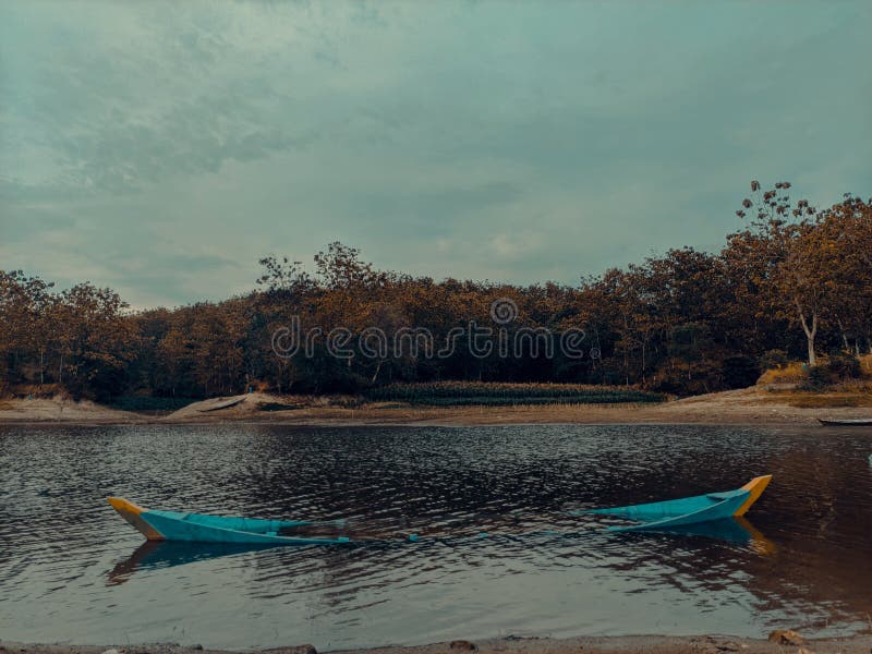 Wooden boat sank stock image. Image of vehicle, morning - 264409327