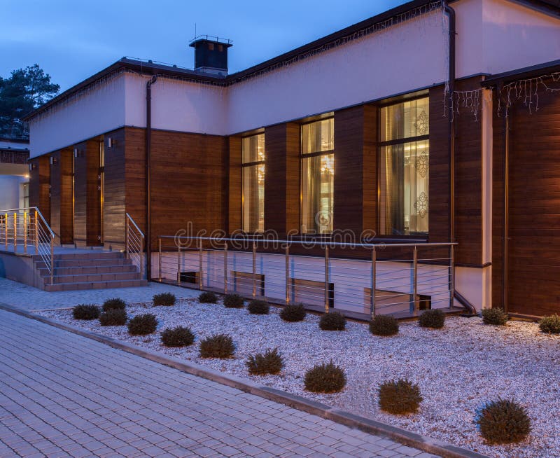 Single family modern house stock image. Image of lawn - 8136491