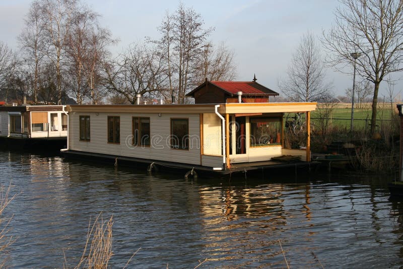 Woonboot stock afbeelding. Image of verankerd, gevel, huisboten - 4797209