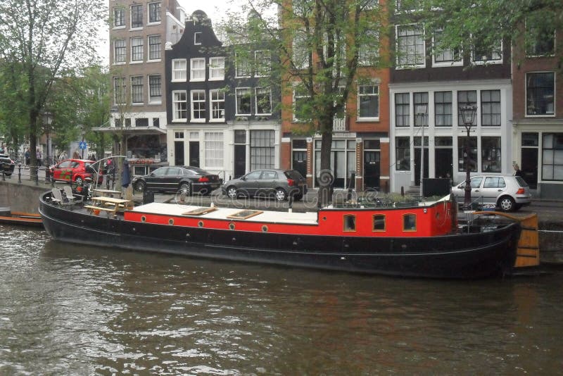 Woonboot in Amsterdam in Nederland Redactionele Fotografie - Image of ...