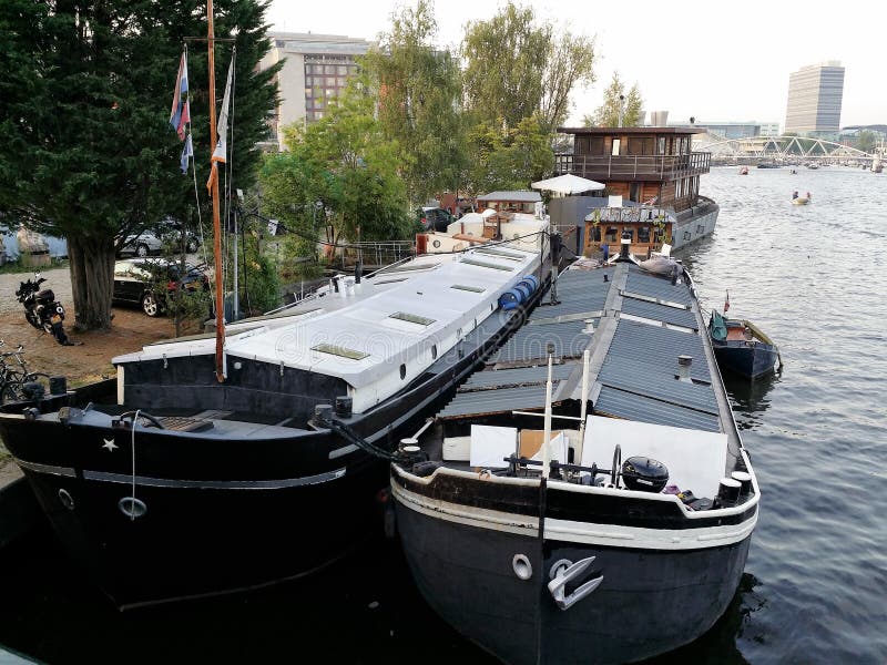 Woonboot in De Kanalen Van Amsterdam Redactionele Fotografie - Image of ...
