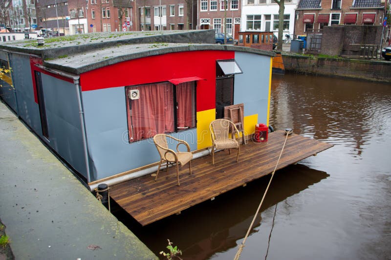 Woonboot met klein terras stock afbeelding. Image of gebouw - 17591161