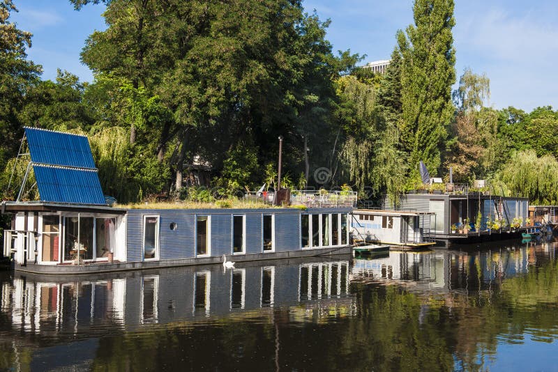 Woonboten Op De Rivierfuif in Berlijn Stock Afbeelding - Image of ...