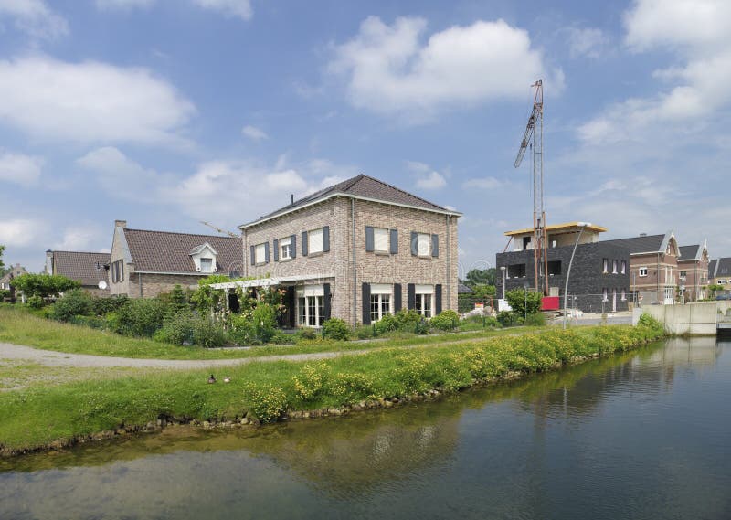 Woonwijk stock foto. Image of beek, familie, plattelandshuisje - 26093330