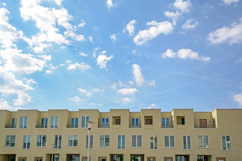 Nieuw Appartementencomplex - Moderne Woonwijk in Een Groene Stedelijke ...
