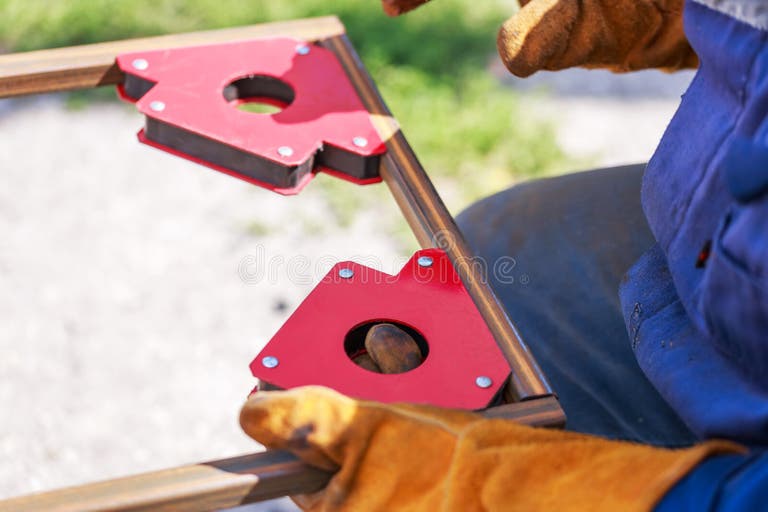 Work Tools Auxiliary Welder Worker. Using a Magnetic Welding Angle in ...