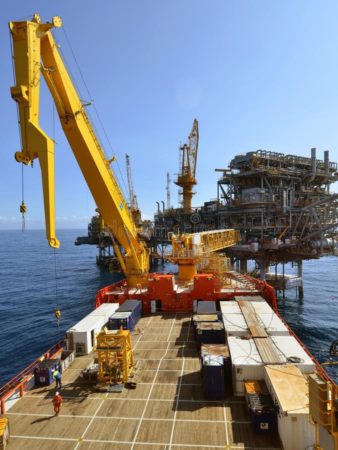 Workboat Activity on the Edda Fides Main Deck -Marlin Platform Bass ...