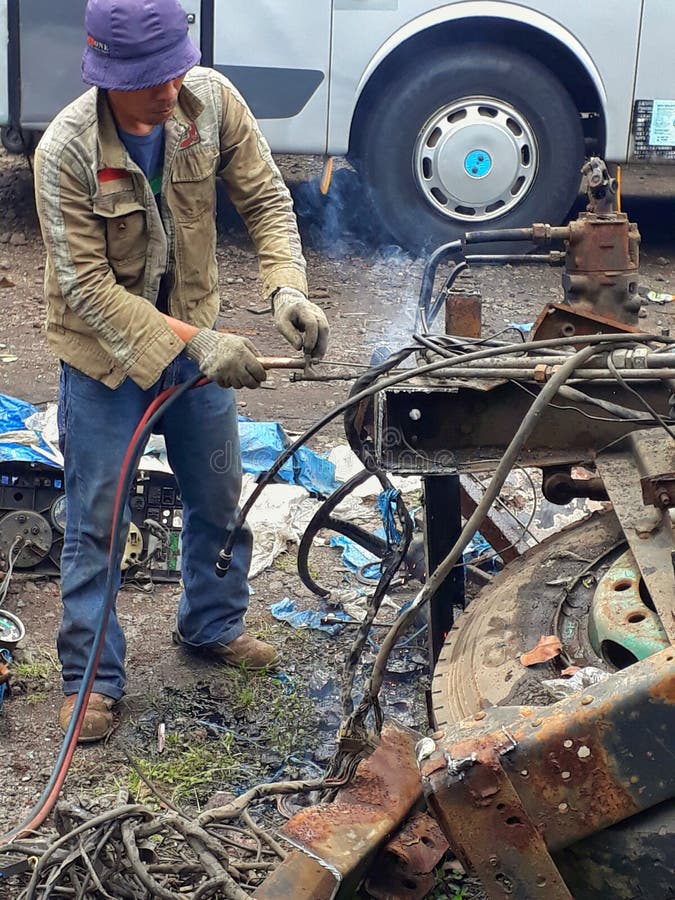 Worker Activity Cutting Bus Chassis with Welding Machine for Selling ...