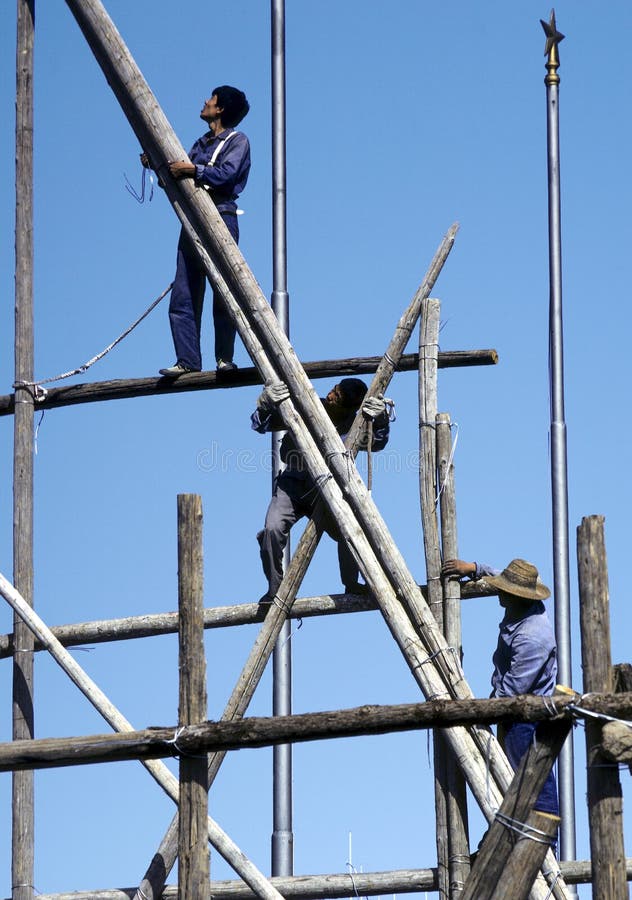 SCAFFOLDING WORKER editorial photography. Image of hammer - 18151032