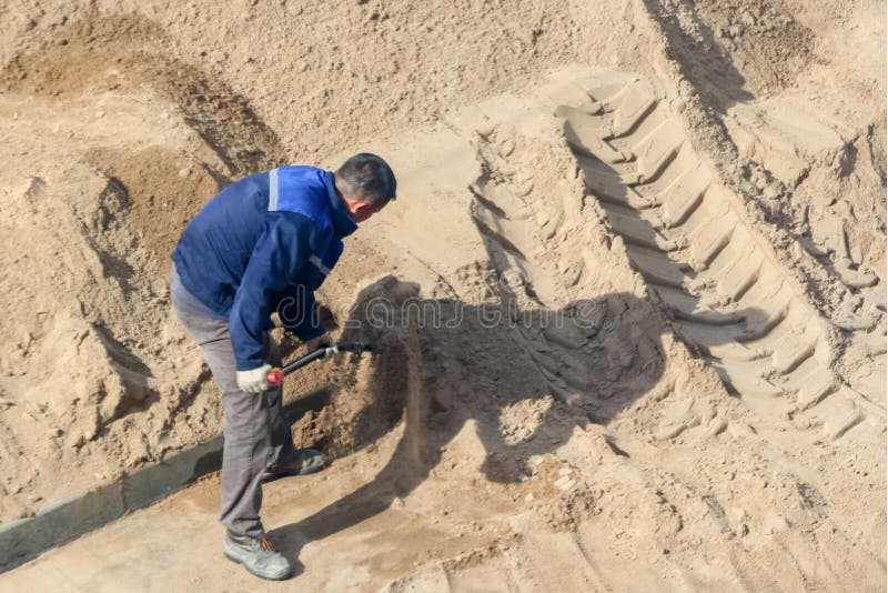 Worker digs sand editorial stock image. Image of landscaping - 154022224