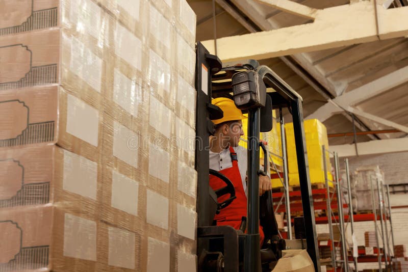 326 Warehouse Worker Sorting Cardboard Boxes Stock Photos - Free ...