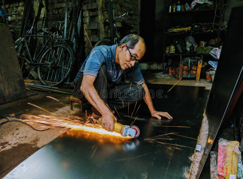 Worker working with steel editorial photography. Image of cycle - 173746912